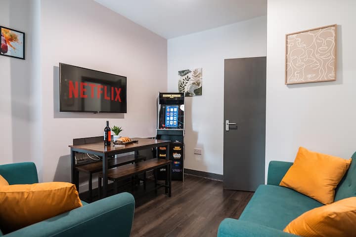 Edmonton 4 Bedroom 3 Bath & Arcade Machine - Enfield, UK
