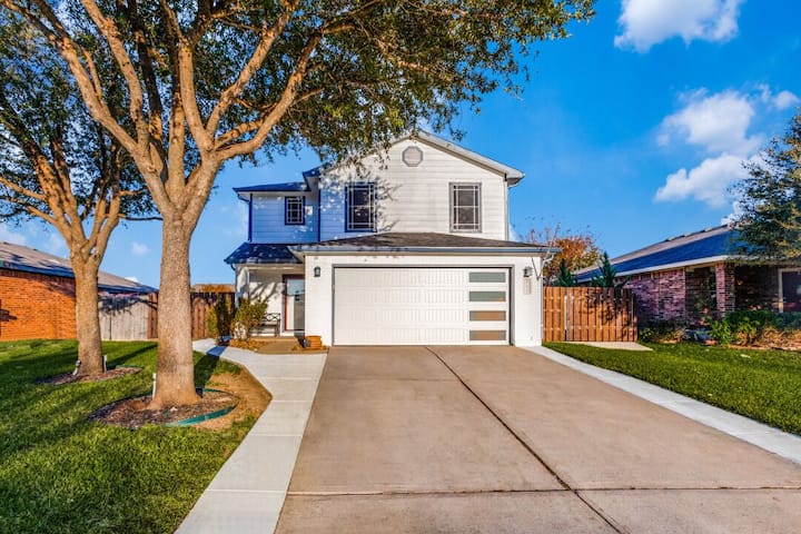 Home W/ Yard Kitchen, Near Shops - Leander, TX
