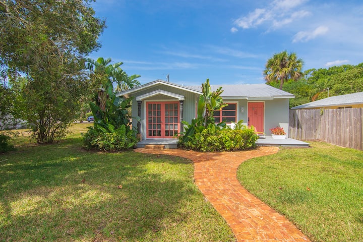 Dog Friendly Cottage - Vero Beach, FL
