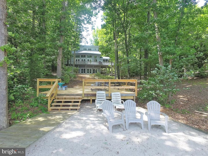 5 Bedroom Pet-friendly Lakefront Home W/ Hot Tub - Bumpass, VA