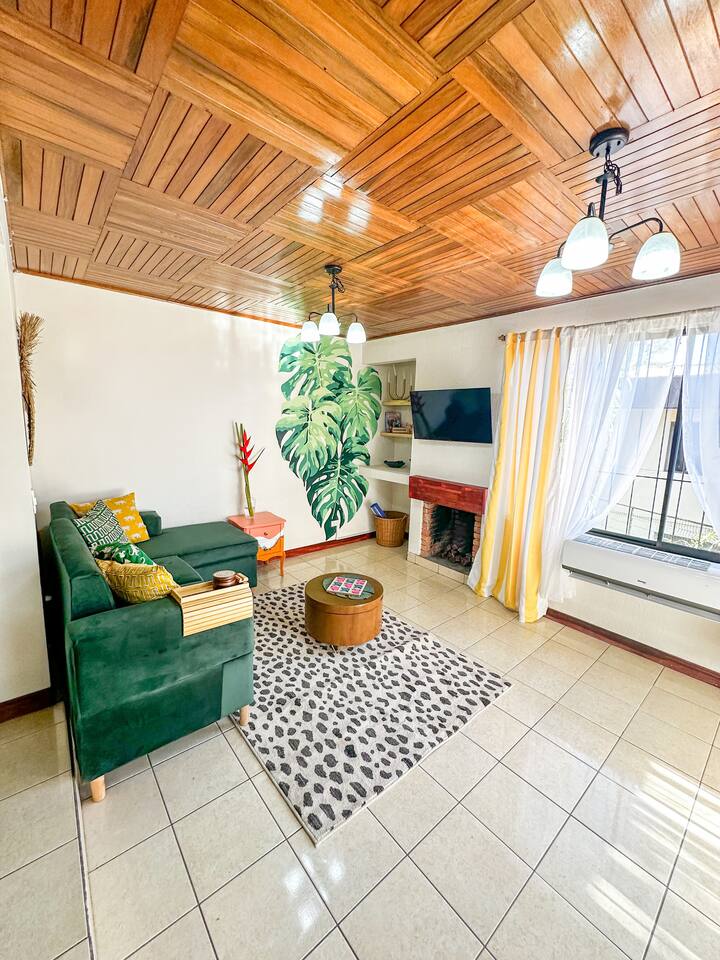 Colorful & Comfy ~ 5* Location ~ Workspace ~ Patio - Santa Ana