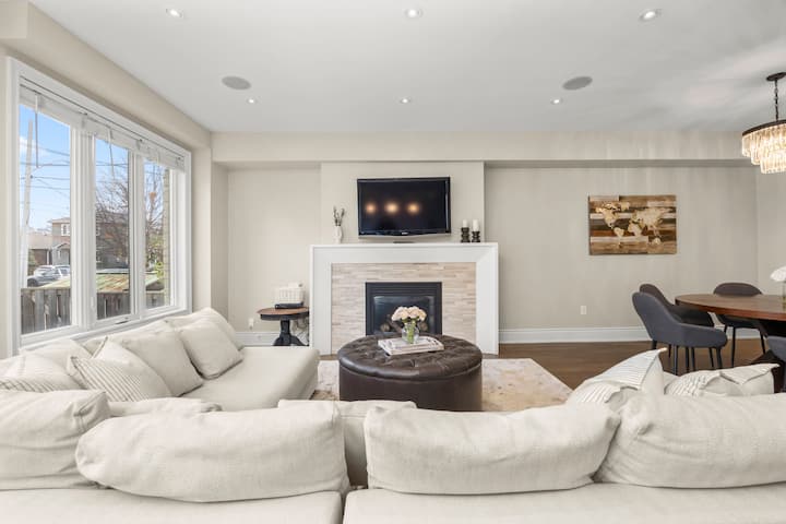 50% Off ~ Massive Home Near Downtown W/ Parking! - Toronto