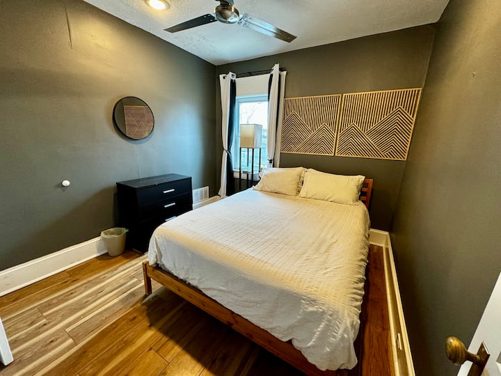 Blueberry Beach - Quiet Queen 1br, Near Cleveland - Cleveland, OH
