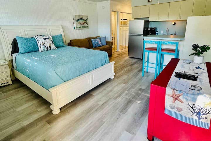Malyn 120 - Ole Florida Charm Studio, Heated Pool - St. Pete Beach