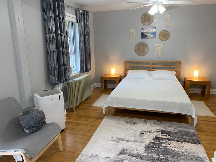 Cozy 2-bdrm Apartment + Parking - Toronto