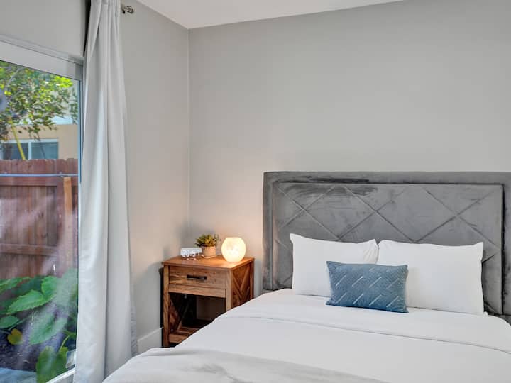 Pelican Cove 1br With Full Kitchen, Den And Patio - Pompano Beach, FL