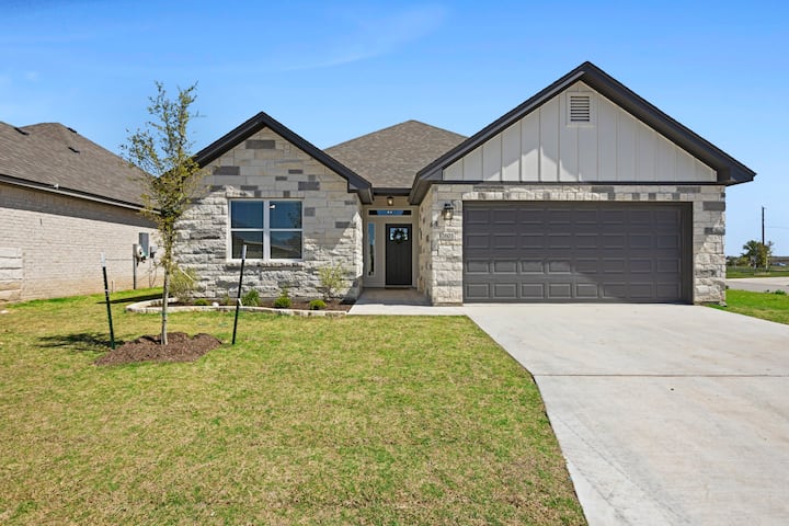 Beta House @ Crossroads Park | New Home Sleeps 8! - Temple, TX