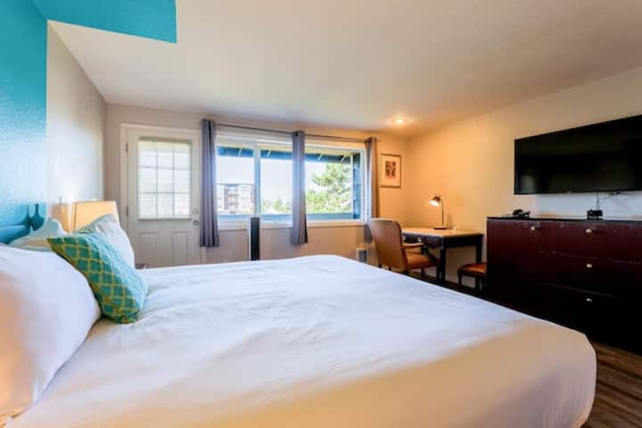 Coast River Inn King Bed With River View - Seaside, OR