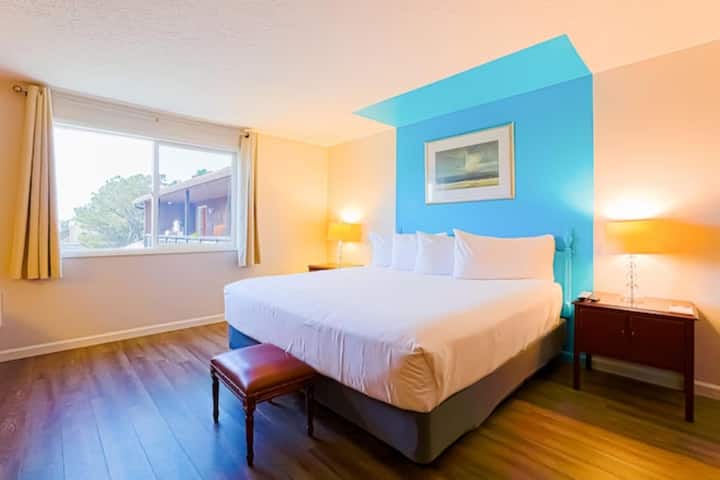Coast River Inn King Bed - Cannon Beach, OR