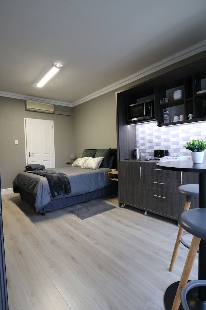 Charming Modern Bedsitter - Somerset West