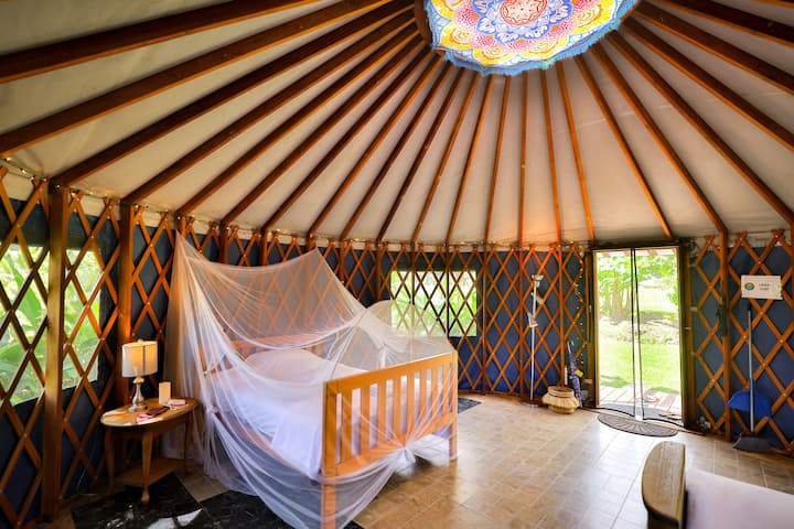 Leave The World Behind Yurt - Kalaeʻōʻio Beach Park