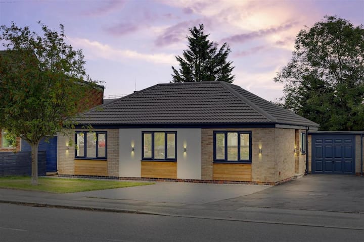 Brand New 4 Bedroom Deluxe Modern Villa - Sleeps 9 - Nottingham