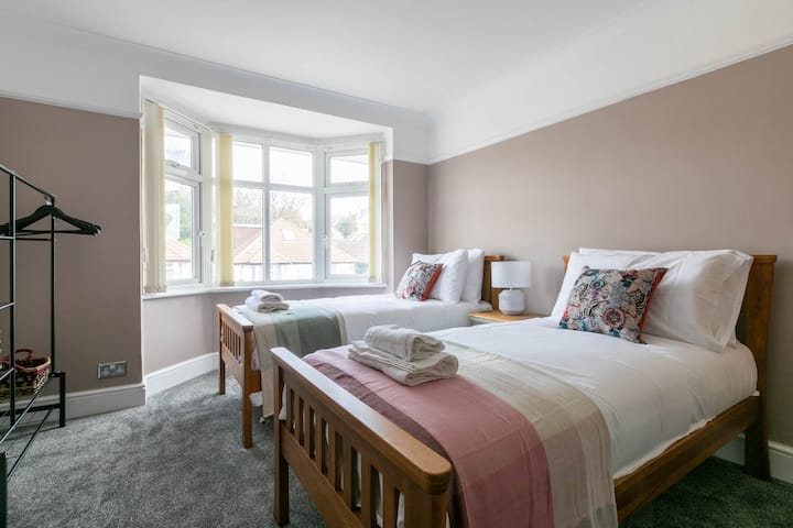 Broadstairs Family Home |Games Room + Parking - Broadstairs