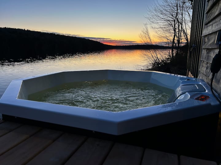 Lakefront Tiny Home W/ Hot Tub + Sunset Views - Bridgewater