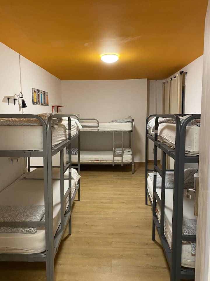 Cama En Habitación Compartida Femenina De 6 Camas - Barcelone