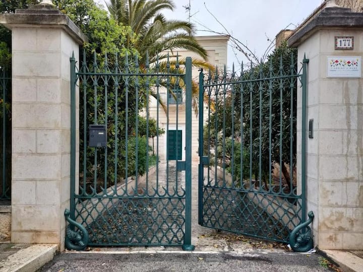 Appartamento In Villa Del 1900 - Bari