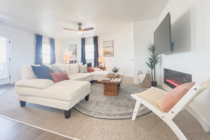 2 Mi To Beach | Light & Bright King Bed | Pets Ok - Frisco, NC