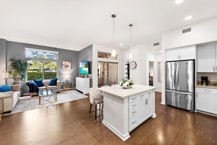 Stylish 2bd Haven Steps Away From Irvine Spectrum! - Newport Beach, CA