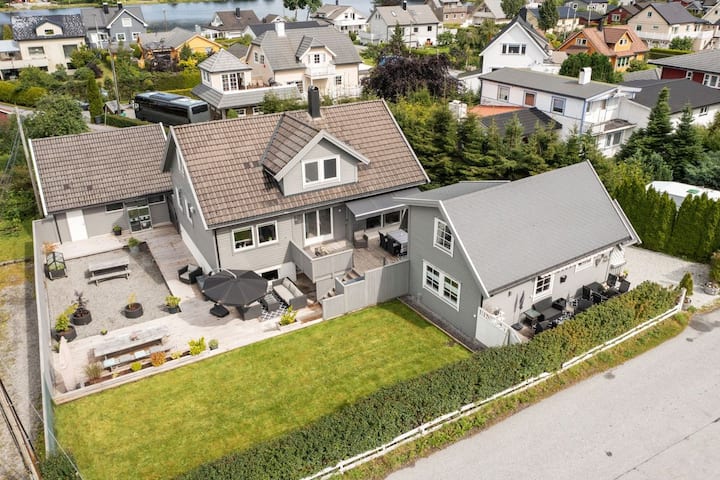 Stor Enebolig Med 2 Stuer, 6 Soverom, 2,5 Bad. - Alesund