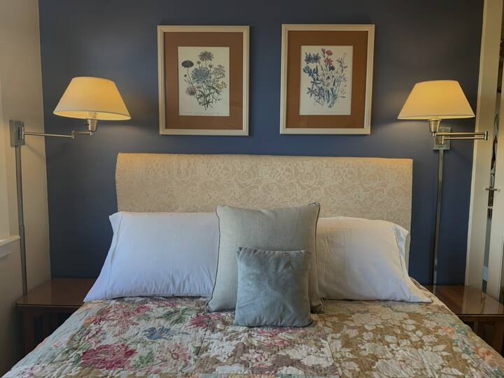 Chanticleer Inn: Fleur, Mountain-view, Suite-style - Ashland, OR