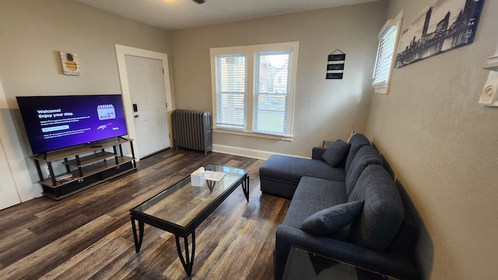 Vibrant Milwaukee Townhome Near Downtown - Milwaukee, WI