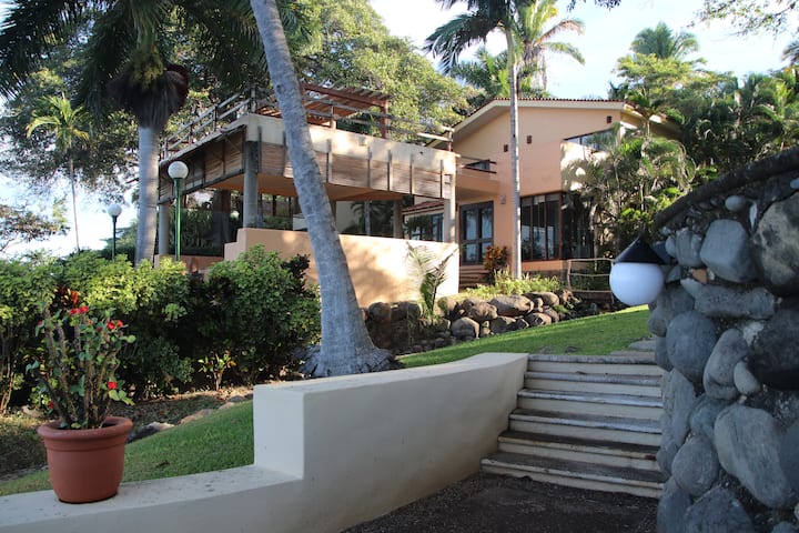 Chacalilla Bay: Luxury Oceanfront Villa Chinepi - Chacala