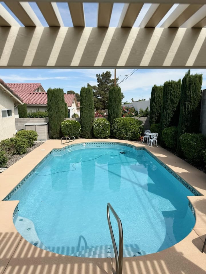Perfect Getaway 4br Home W/pool - Las Vegas