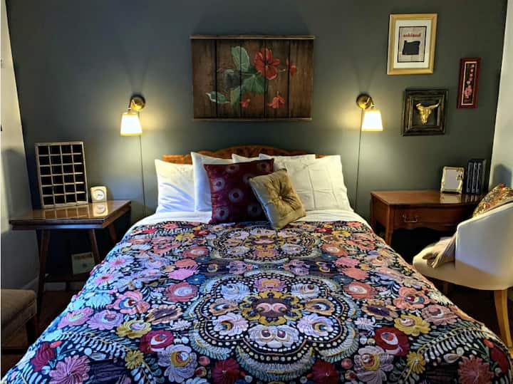 Chanticleer Inn: Rosette, Pet-friendly - Ashland, OR