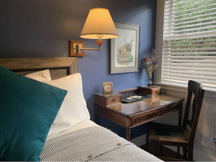 Chanticleer Inn: Pertelote, Pet-friendly - Ashland, OR