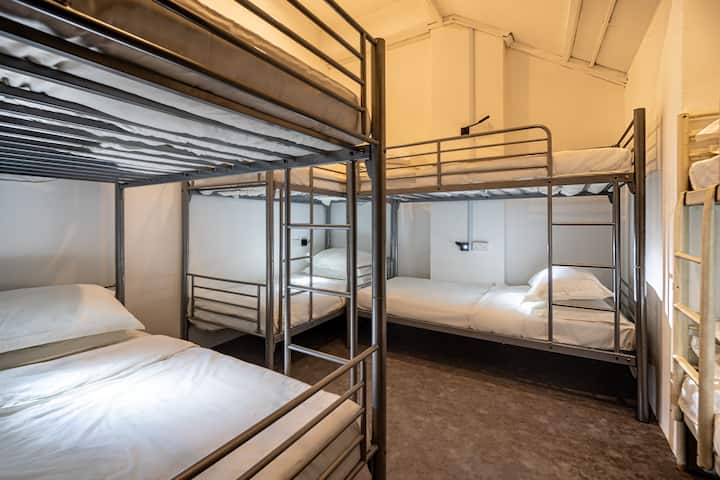 Chinatown: 1 Bed In 8 Mix Dorm, 1 Min Walk To Mrt - River Valley
