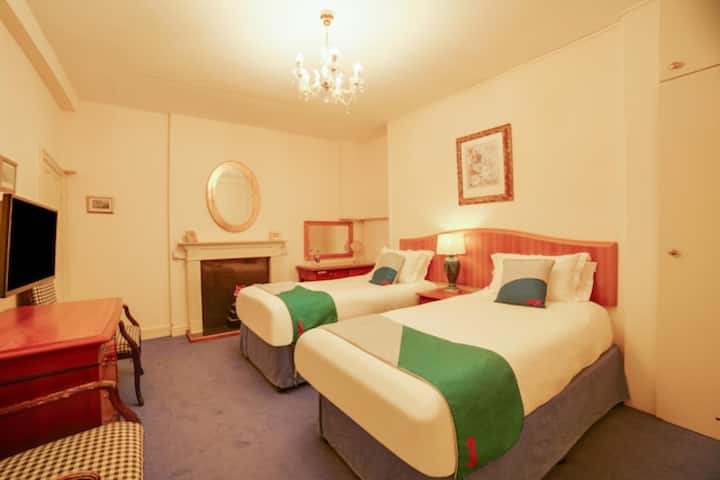 Bailbrook Lodge Superior Quad Suite - Bath