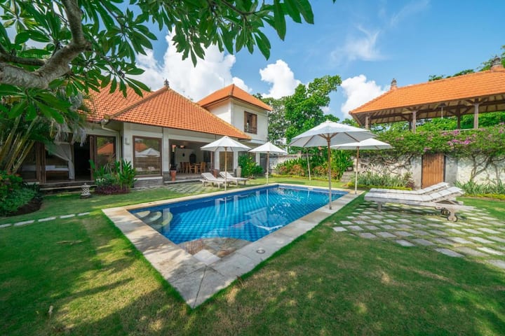 Benoa Bay: 4-bedroom Villa Steps From The Beach - Sanur