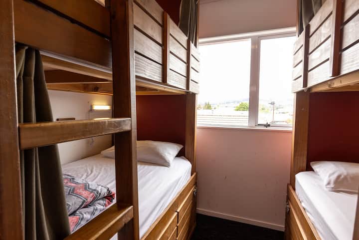 Haka House Entire 8 Bunk Bed Ensuite - Taupo