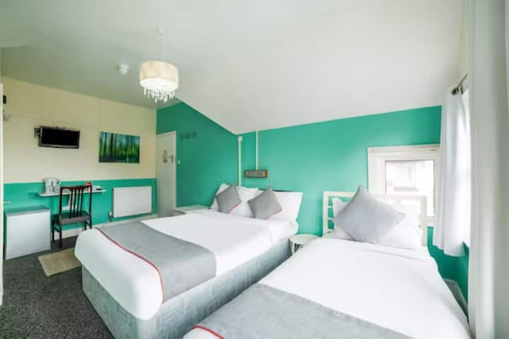 Devine Beach Guest House Deluxe Triple Room - Southend-on-Sea