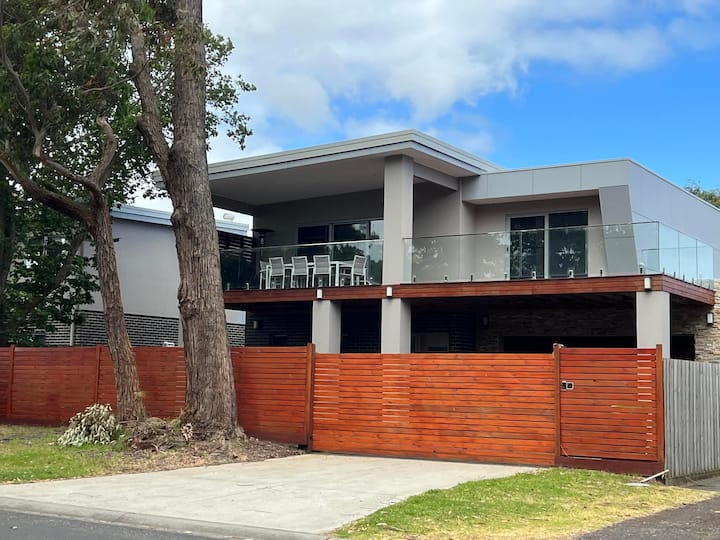 Metres From The Beach
Stroll To The Shops - Phillip Island
