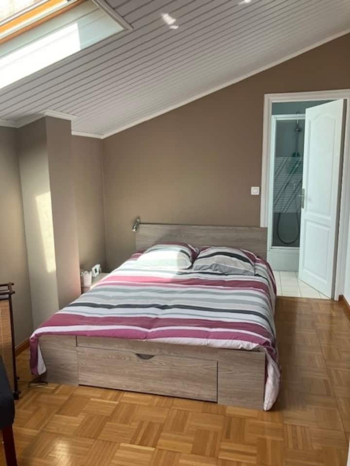 Chambre Dans Maison De Centre Ville Proche Golf - Voisins-le-Bretonneux