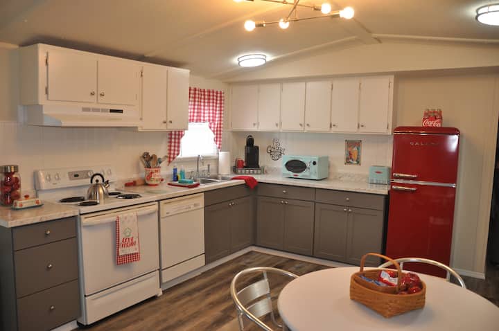 Retro Retreat - Lebanon, TN