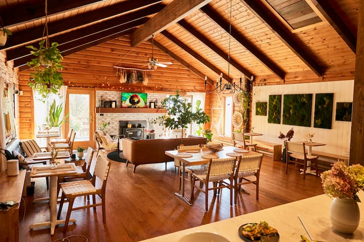 Private Suite. Food And Drinks Included - Greenwich, NY