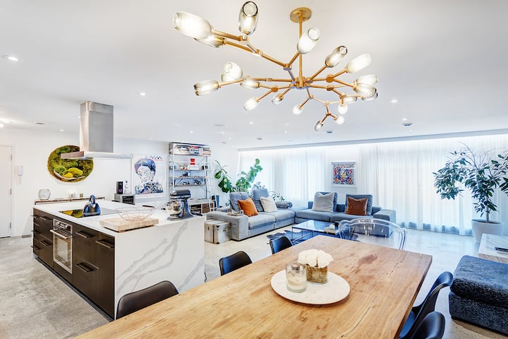 Stunning 2 Bedrooms Condo Best Location - ラザル