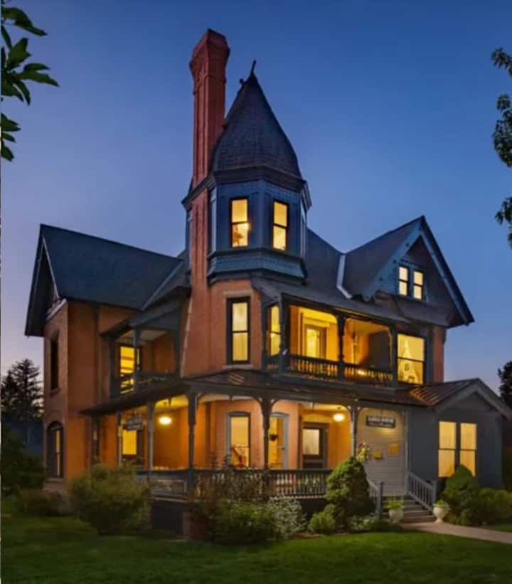 Gable House B&b: Heather- King Room W Private Bath - Durango, CO