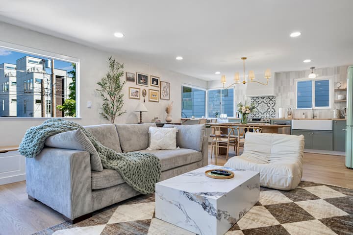 New | 2bd Trendy Suite|free Parking| Ac - Seattle, WA