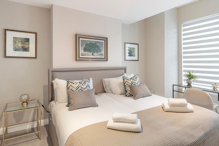 Earthy Elegance: Stylish 4br For Urban Escapes - Central London