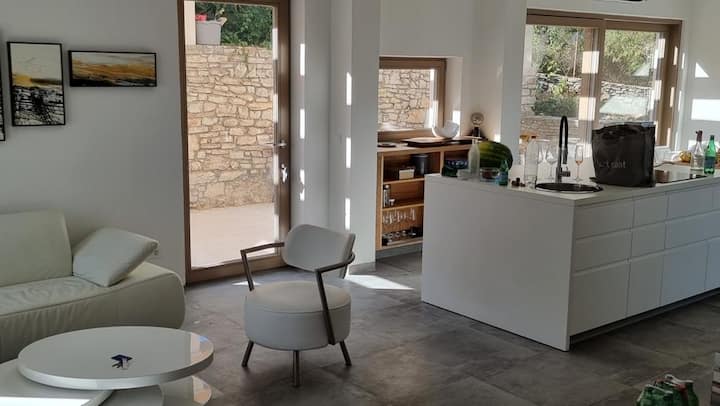 Elegant Oasis: Luxury Villa Marumare With Pool - Milna