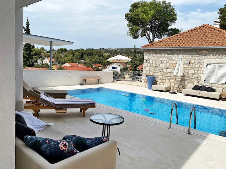 Elegant Oasis: Luxury Villa Marumare With Pool - Milna