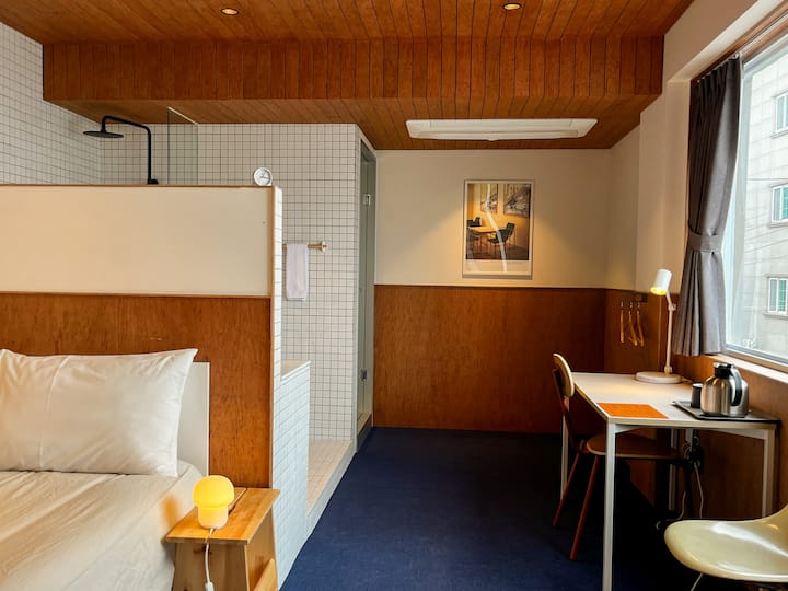 바다를 닮은 시원한 인테리어와 시티뷰, 스티치 더블 로컬 - 무전동