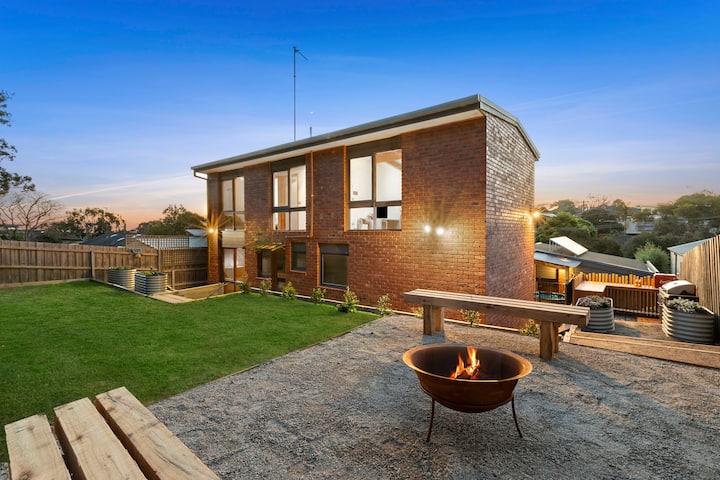 Beachside Weekender With Spa Sleeps 11-13 - Ocean Grove