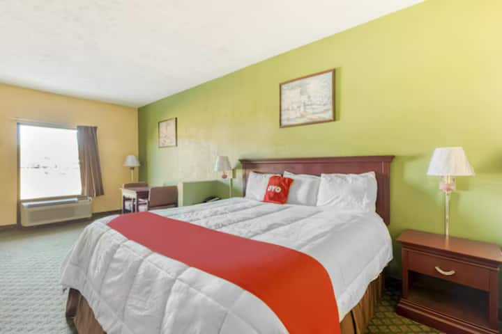 Hotel Grenada West King Bed Accessible - Grenada, MS
