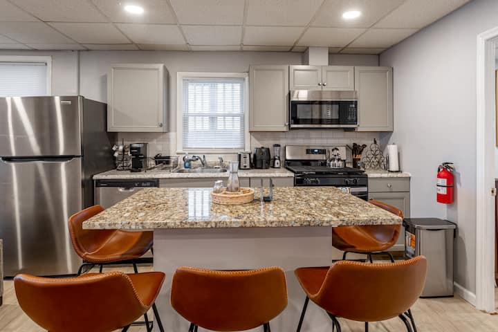 Updated 3br | 2ba | 9 Beds Nyc + Free Parking! - New York