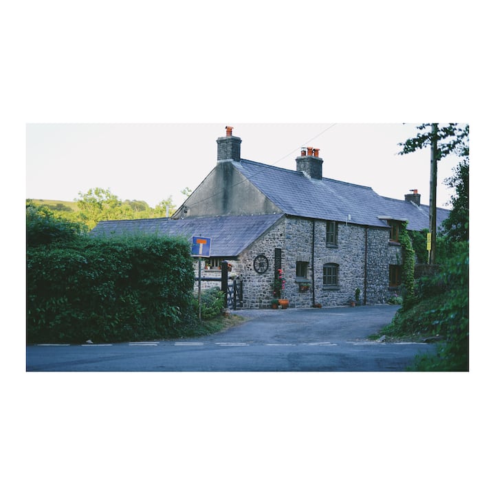 Charming Old Stone Cottage In Welsh Countryside - Llandeilo