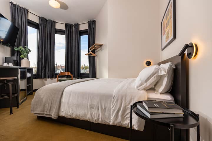 Logan Square Hotel Room 302 - Chicago